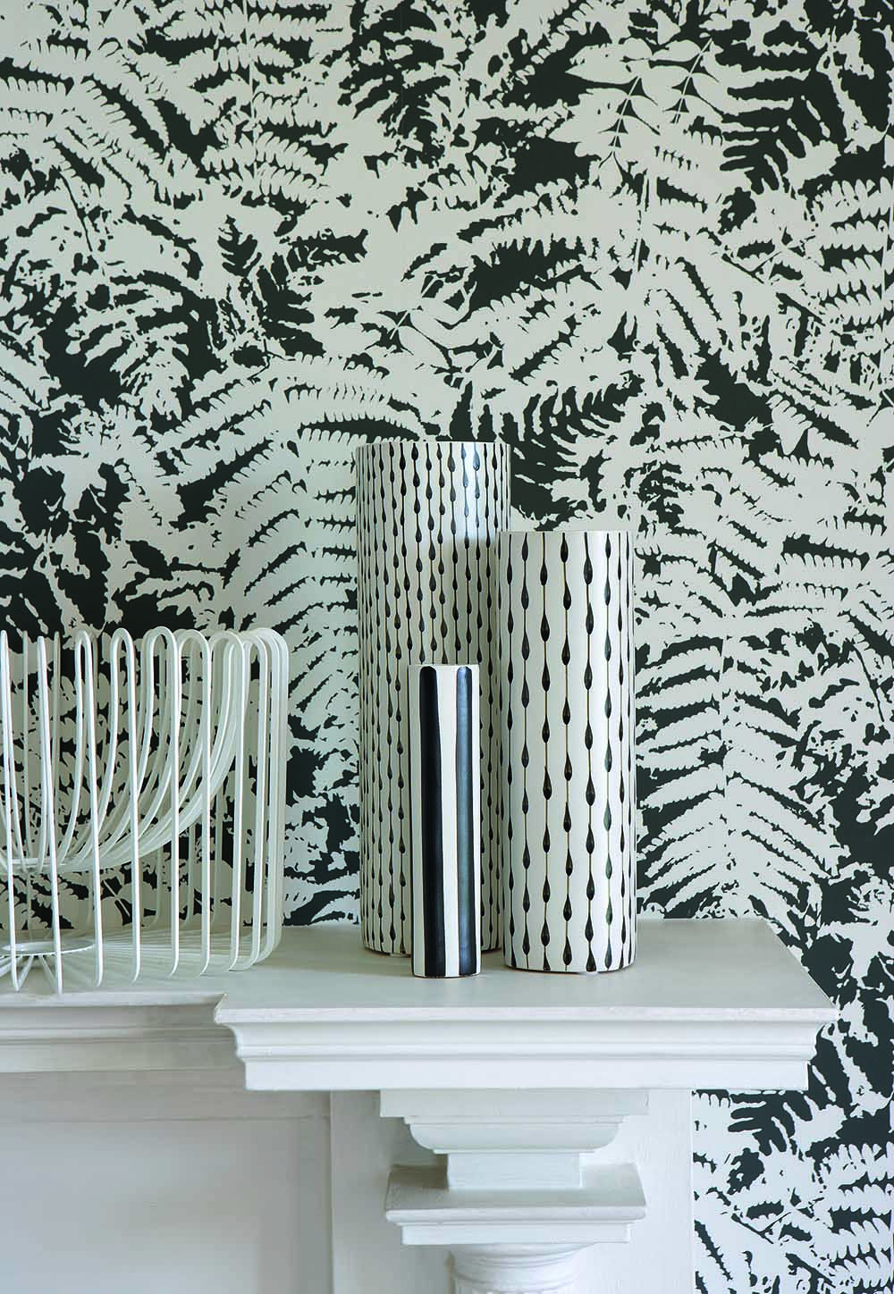 Behang Little Greene 20th Century Papers Fern 1960 Off Black ...
